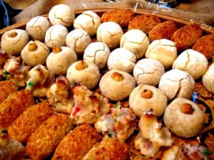 La tradició de les castanyes, els panellets, els moniatos i el vi dolç ...